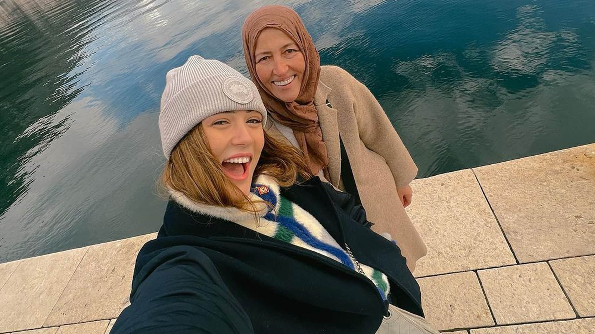 Zehra Güneş annesiyle tatilde - Sözcü