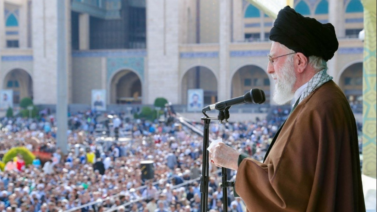 Ali Hamaney 5 yıl sonra ilk kez hutbe verdi, eli namluda İsrail'e ...