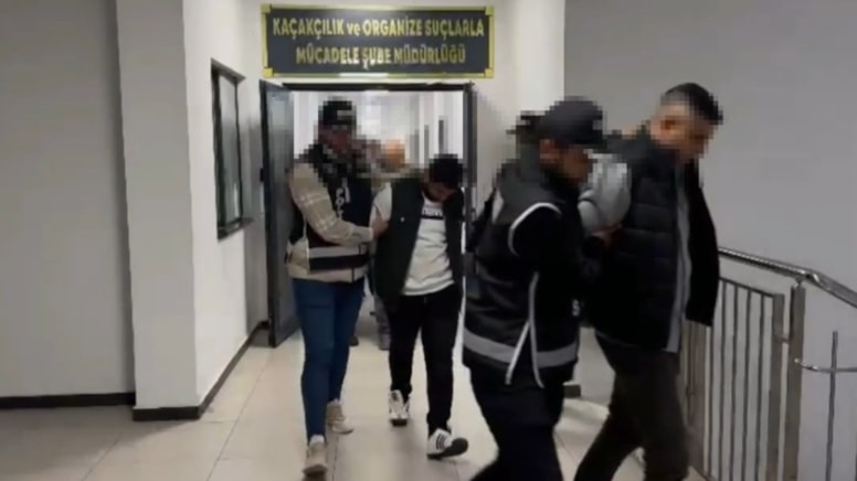 Kocaeli'nde üç araçta yüzlerce silah çıktı - Sözcü Kocaeli'nde üç araçta yüzlerce silah çıktı - Sözcü