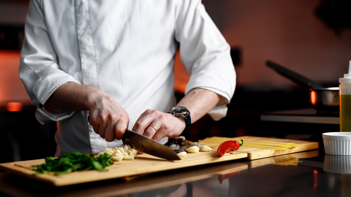 Ünlü şefin başı genelev ile dertte - Sözcü