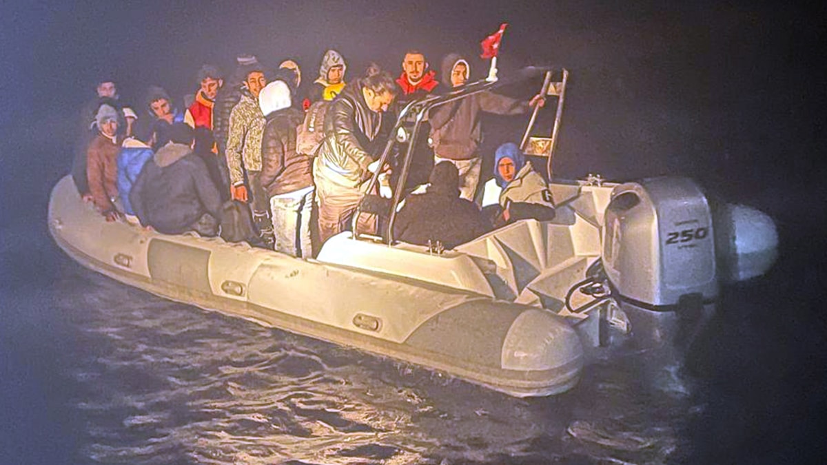 Lastik bot sürüklendi: 27 göçmen kurtarıldı - Sözcü