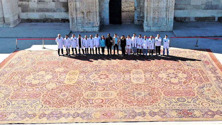 Restore edilen Hereke halısı, arkasından su dökülerek Hollanda'ya ...