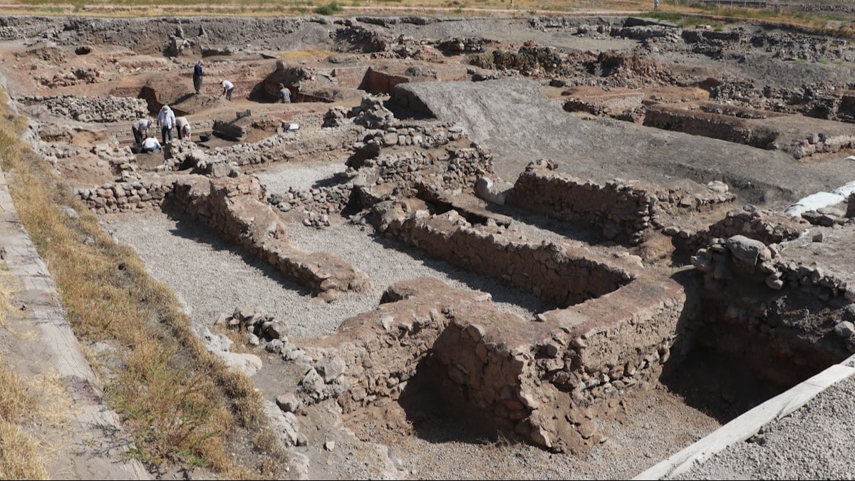 Erken Tunç Çağı'na tarihlenen sarayda 20'ye yakın oda ortaya çıkarıldı ...