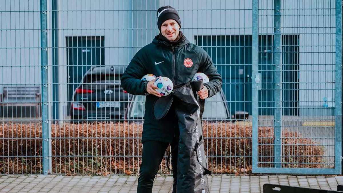 Eintracht Frankfurt antrenörü Helge Rasche trafik kazasında hayatını ...