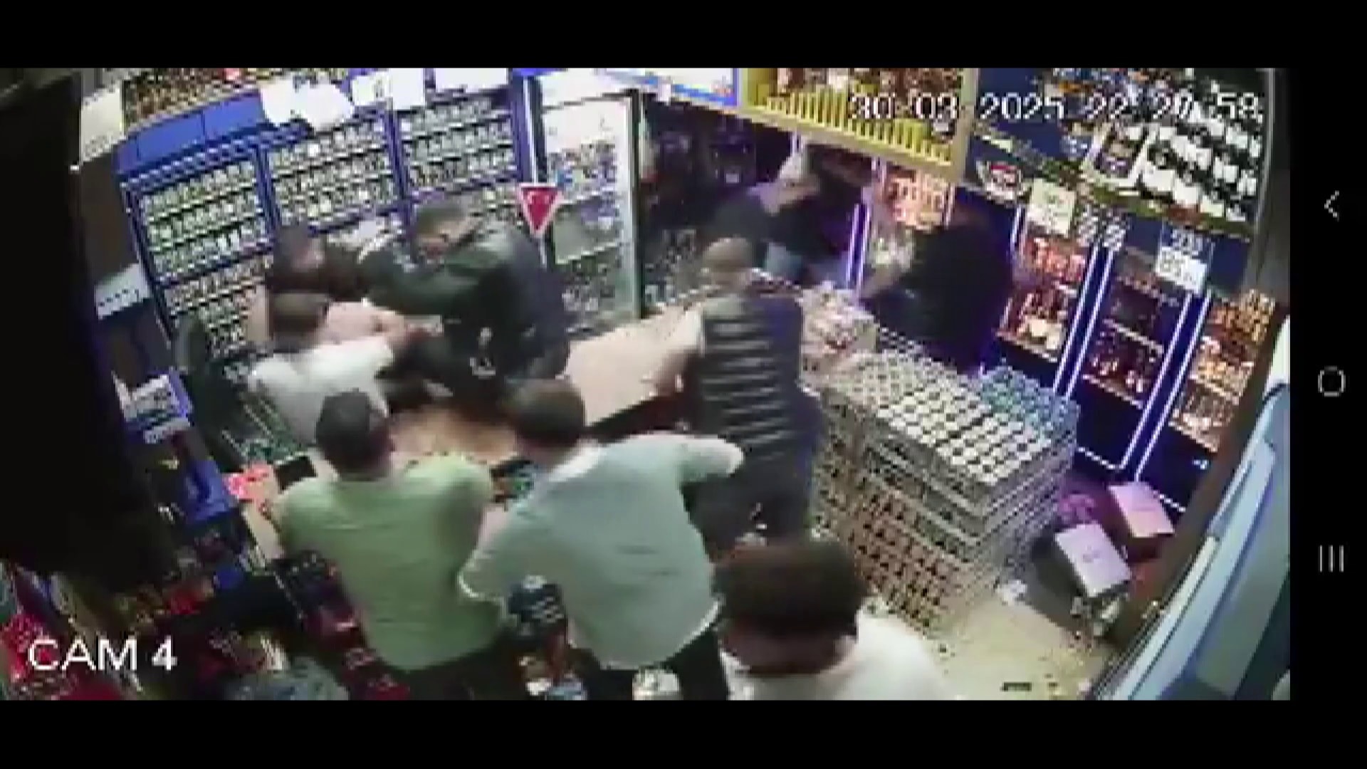 Emekli polisi tekel bayide öldüresiye dövdüler, silahını ateşledi - Sözcü