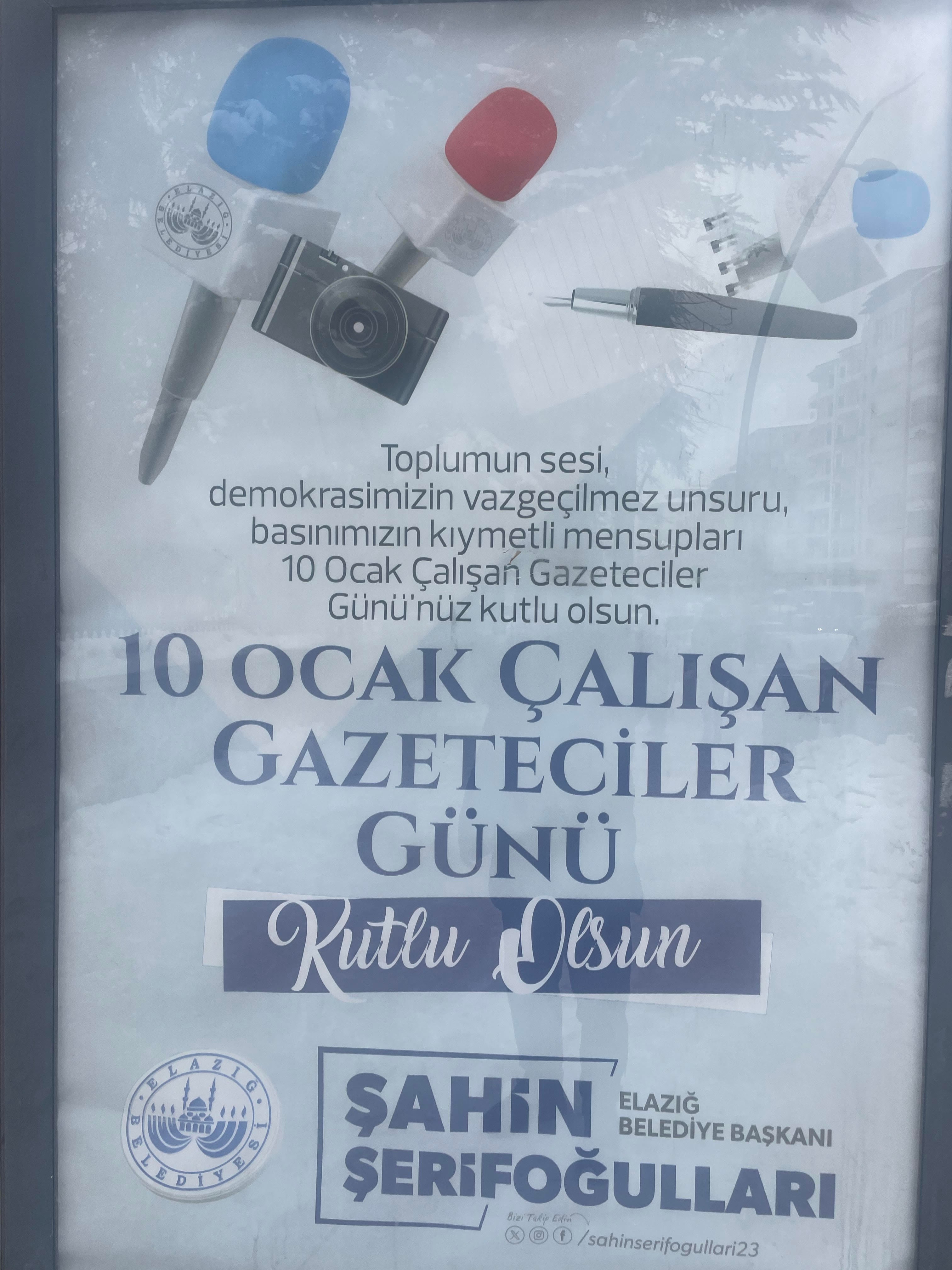 Gazetecileri tehdit eden AKP'li başkandan afişli kutlama - Sözcü